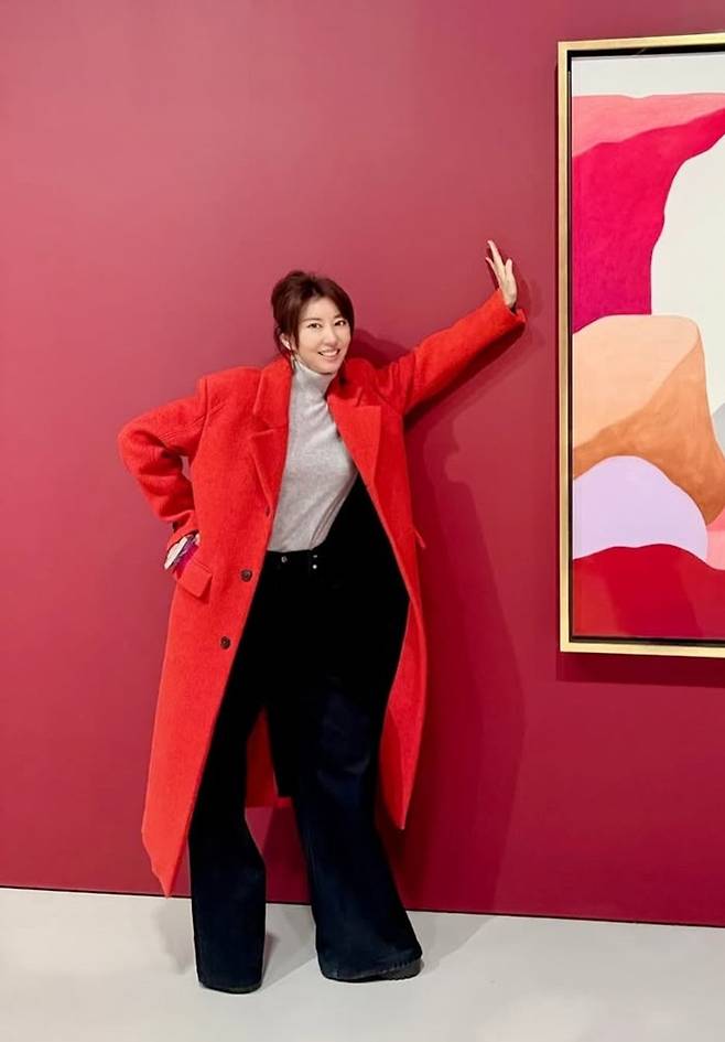 김완선 55세 디바의 얼죽코 벌써 시작 샛빨간 코트에 터틀넥 연말 모임룩 패션엔