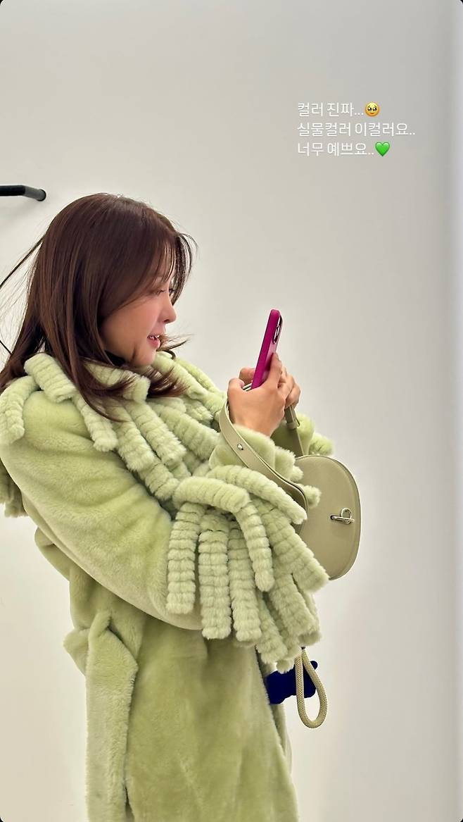 이시영 샤넬은 어디가고 버버리에 빠졌네 우아한 시스루 드레스 퍼 코트룩 뷰티는 내운명