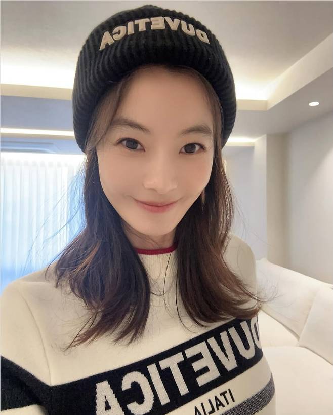 윤소이 비니를 써도 작은 얼굴은 반칙 ♥남편과 즐거운 주말 데일리룩 뷰티는 내운명