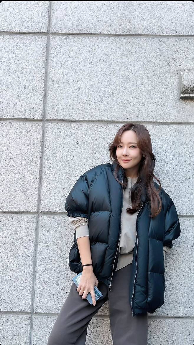 소유진 손 시려워 핸드워머 세련된 셔츠 위에 니트 레이어드룩 뷰티는 내운명