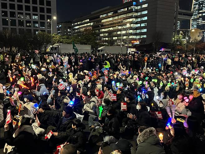외신도 놀란 ‘응원봉 K 시위 비폭력·연대 상징”