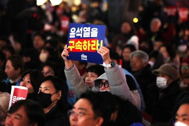 시끄럽다 울산서 尹 퇴진 집회 참가 여성 폭행한 10대 체포