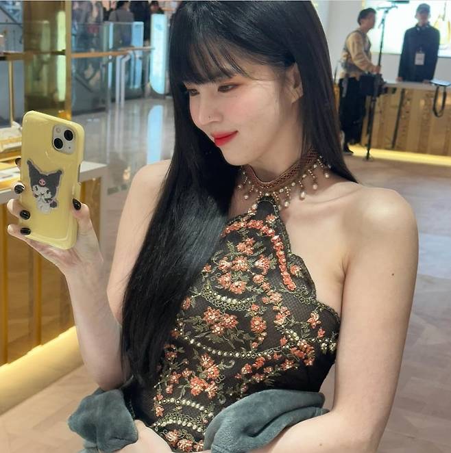 한소희 하얀 피부에 디올이 찰떡 눈부신 인형 미모 시스루 홀터넥 플라워 원피스룩 스타와 패션