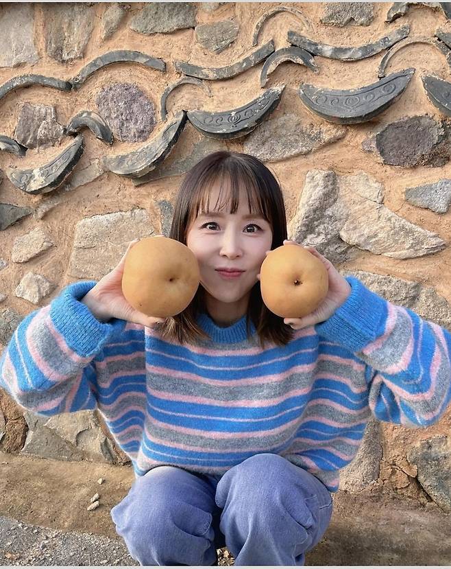 신지 11kg 감량 후 눈길 사로잡는 V라인 스타일리시한 스트라이프 니트룩 스타와 라이프