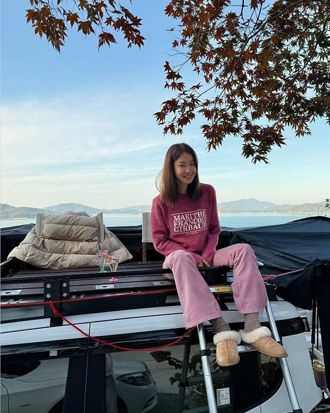 이시영 아들과 함께라 더 행복해 포근한 스웨터 코듀로이 커플룩 눈길 스타와 라이프