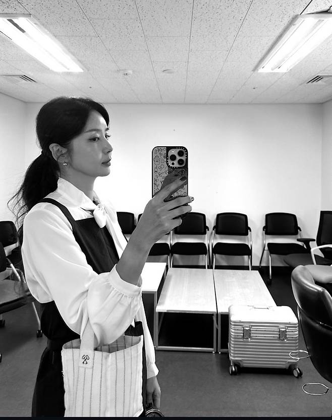 박솔미 46세 맞아 체크무늬 케이프 두르고 우아한 미모 뽐내 뷰티는 내운명