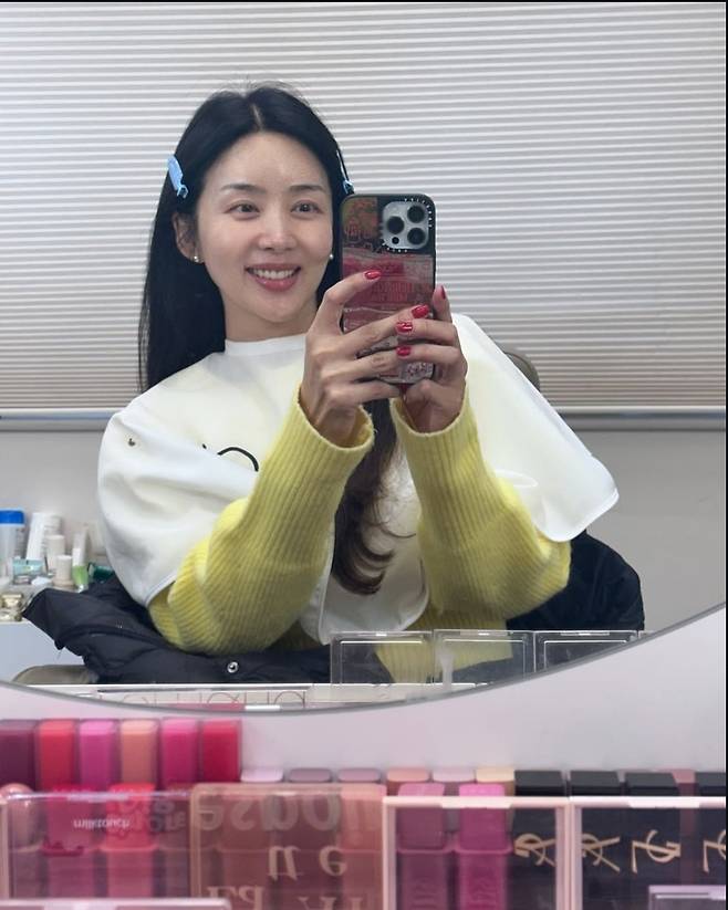 박솔미 46세 맞아 체크무늬 케이프 두르고 우아한 미모 뽐내 뷰티는 내운명