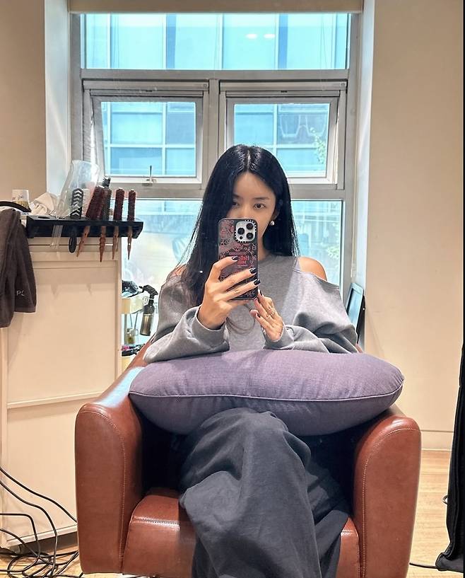 박솔미 46세 맞아 체크무늬 케이프 두르고 우아한 미모 뽐내 뷰티는 내운명