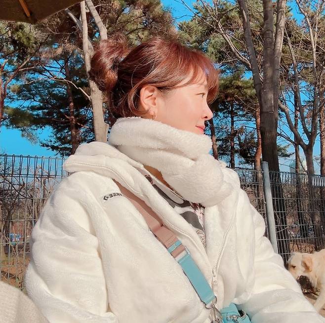 이승연 이렇게 입으니 훨씬 젊어보여 화사한 화이트 퍼 재킷 산책룩 뷰티는 내운명