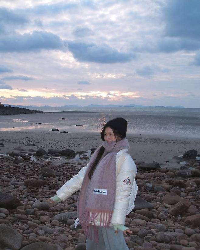 정소민 겨울 바다에 뜬 요정 목도리 두르고 포근한 화이트 패딩룩 뷰티는 내운명