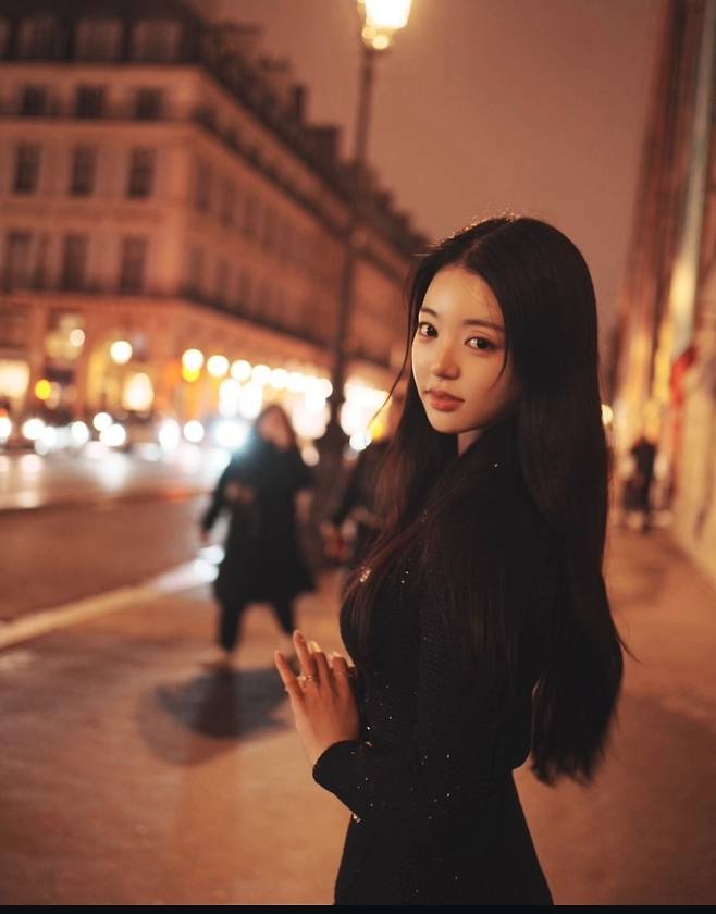 170cm 미스코리아 유시은 파리에서 인형 같은 비주얼 눈부신 트위드 올블랙 셋업룩 뷰티는 내운명