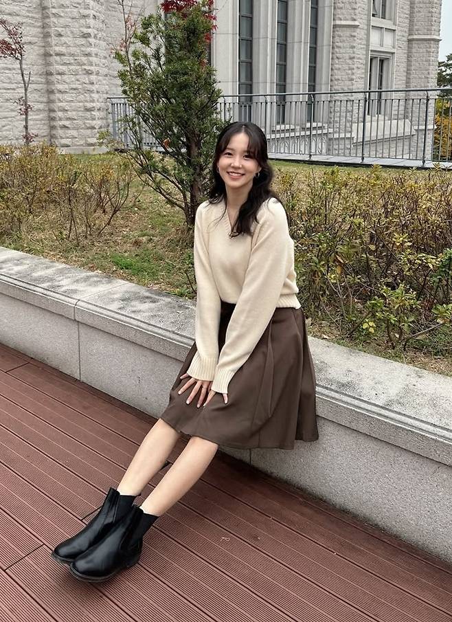 장예원 아나 드뮤어 그 자체 잠깐 힐링 타임 스웨터와 주름치마 청순 드뮤어룩 패션엔