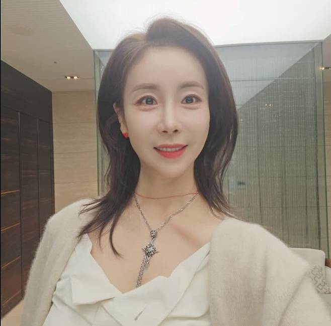 한다감 개명 후 건강·미모 모두 레벨업 앞짧뒤길 드레스로 시선 강탈 스타와 패션