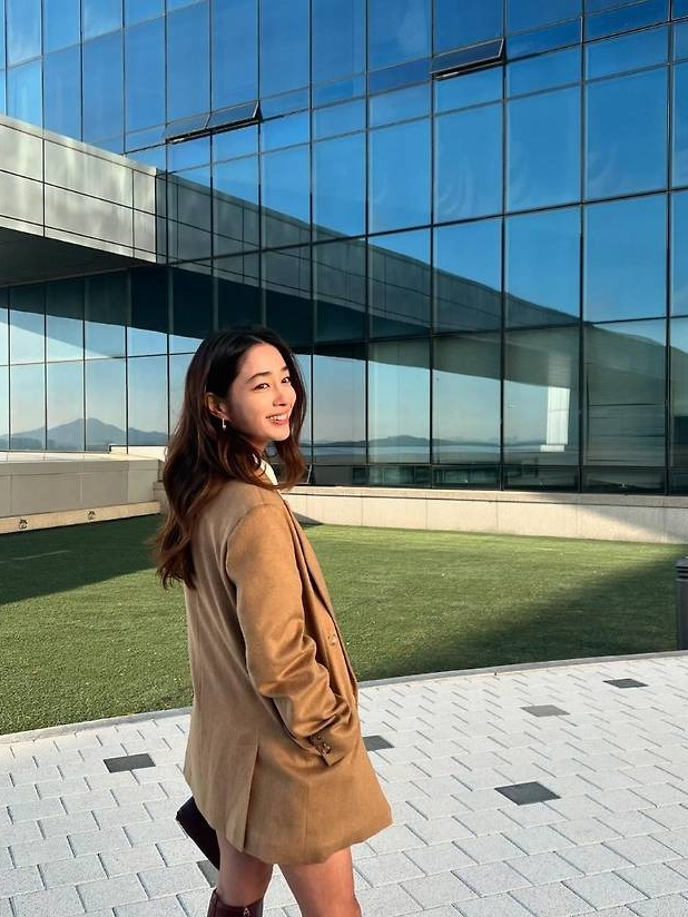이민정 우아함과 치명적 매력의 조화 롱부츠와 함께한 하의실종룩 스타와 라이프
