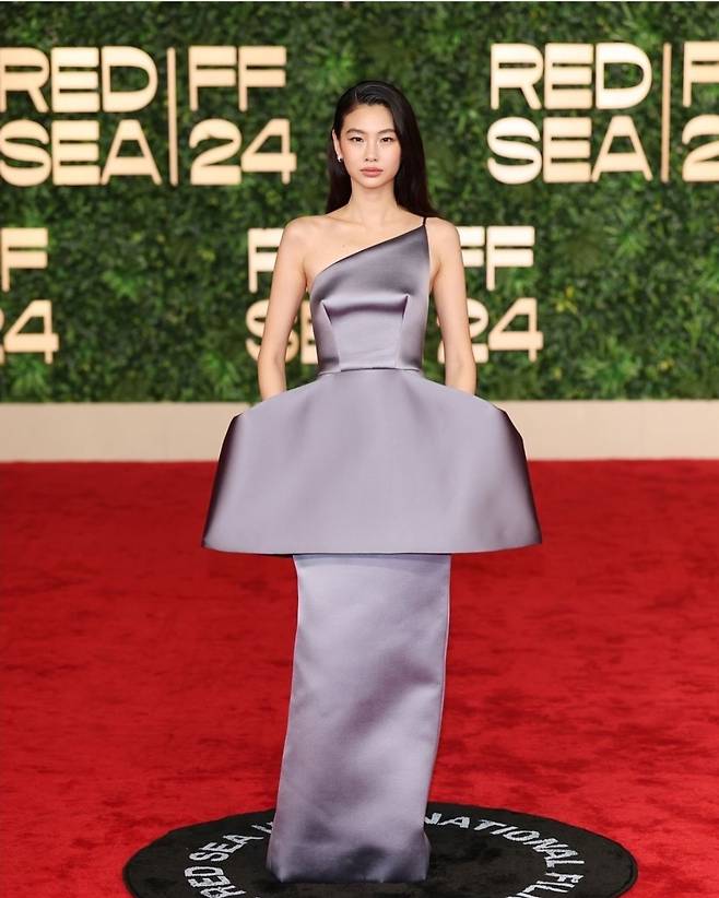 정호연 사우디 압도한 여신 아우라 눈부신 입체감 퍼플 원숄더 드레스룩 뷰티는 내운명