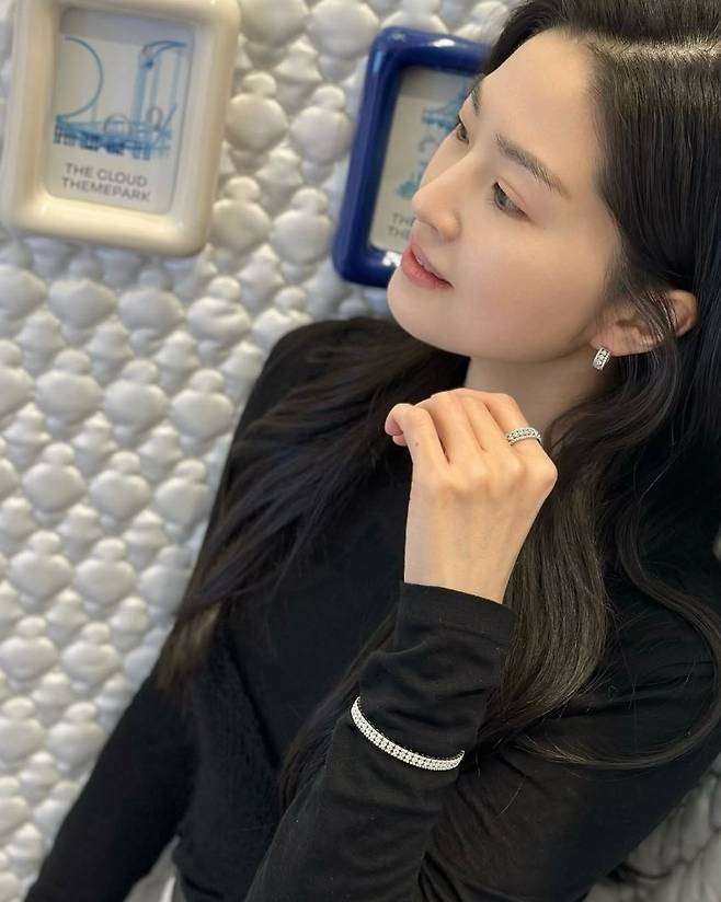 전진 아내 류이서 반짝거리는 백화점 나들이 세련된 블랙앤화이트 롱스커트룩 뷰티는 내운명