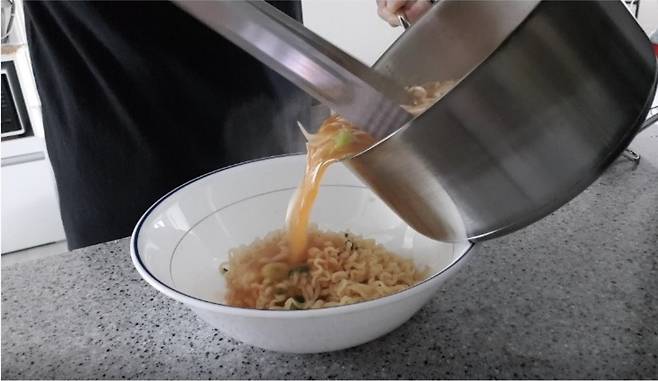 라면에 숙주를 넣으면 아삭함이 미쳤어요~ 부대라면 만드는 법 오늘살림루틴