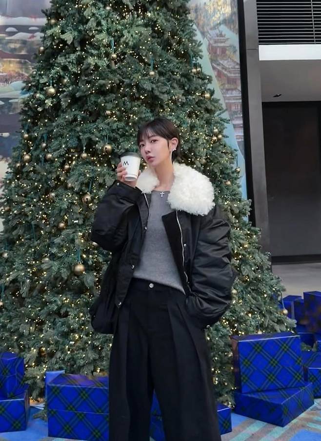 클라라 더 작아진 얼굴 복실복실 와이드 퍼 카라 코트 데일리룩 패션엔