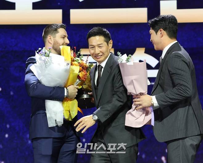 Wow Wow Wow 연발한 오스틴의 뜻깊은 황금장갑 1루수 골든글러브 직접 받았다 2024 골든글러브