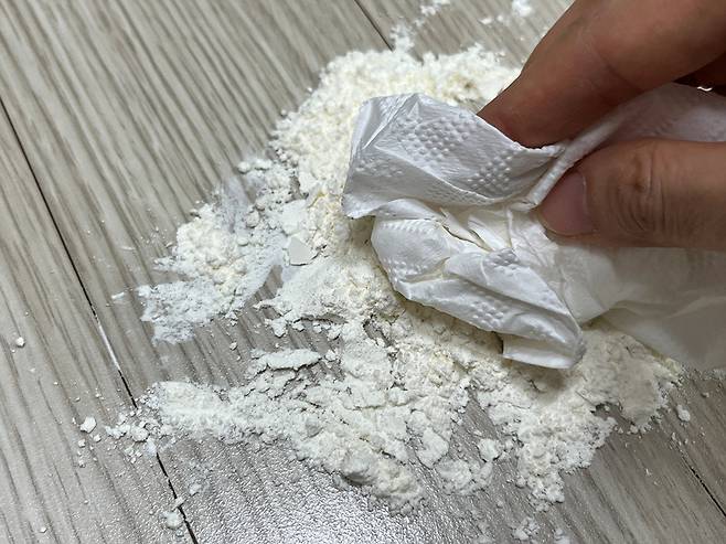 방바닥에 떨어진 계란 그냥 닦지 마세요 이것으로 한 번에 해결 텐꿀팁
