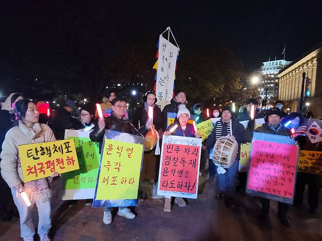 민주주의 지켰다” 국회 앞 가득 채운 함성 윤석열 탄핵 가결