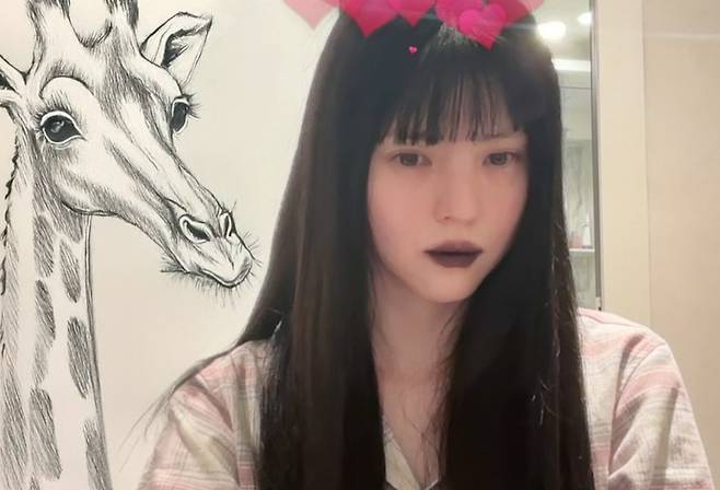 앞머리 내리고 분위기 미쳤다는 한소희 스타일링 헤어핏