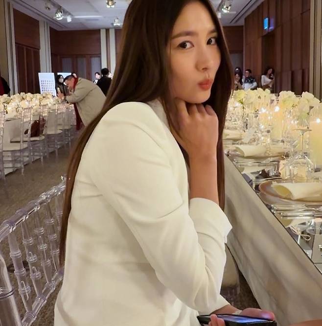 진아름 이러니 남궁민이 반해 밑에서 찍으니 더 길어보인 마네킹 비율 눈부신 하객룩 뷰티는 내운명