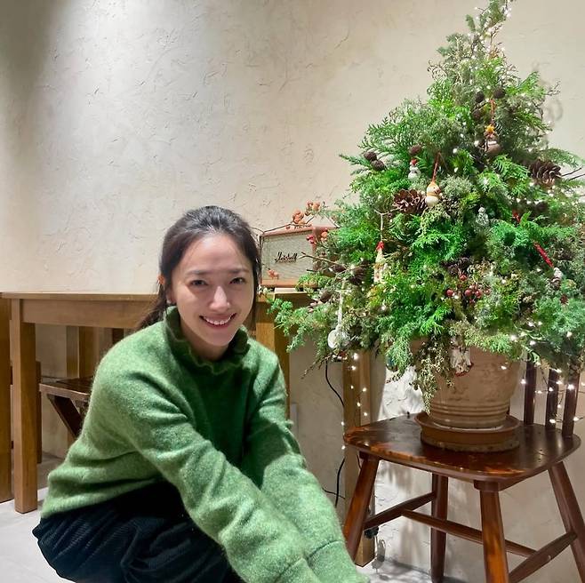 표예진 초록색 니트가 좋은 연말 편안한 코듀로이 팬츠 홀리데이룩 뷰티는 내운명