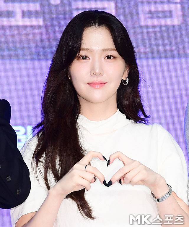 김지은 너무 찢어진 치마도 청순 눈부신 미모 뽐낸 블랙앤화이트 롱스커트룩 뷰티는 내운명