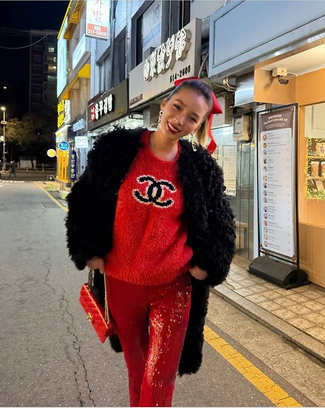 배경은 한국 맞는데 모델 아이린 샤넬 레드 컬러로 과감히 꾸민 핫걸 뷰티는 내운명