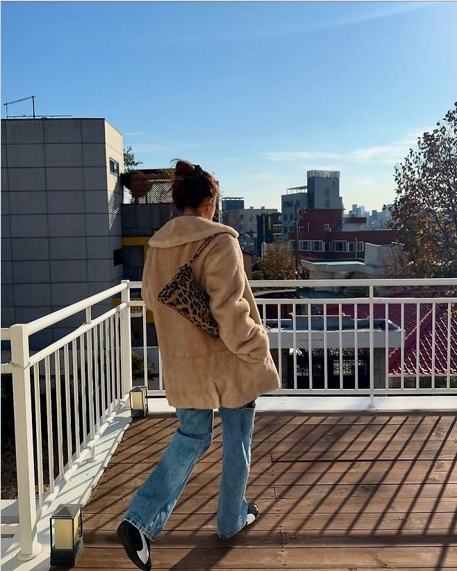 이시영 강추위에도 힙하게 퍼 코트에 단추 푼 셔츠 찢청 데일리룩 뷰티는 내운명