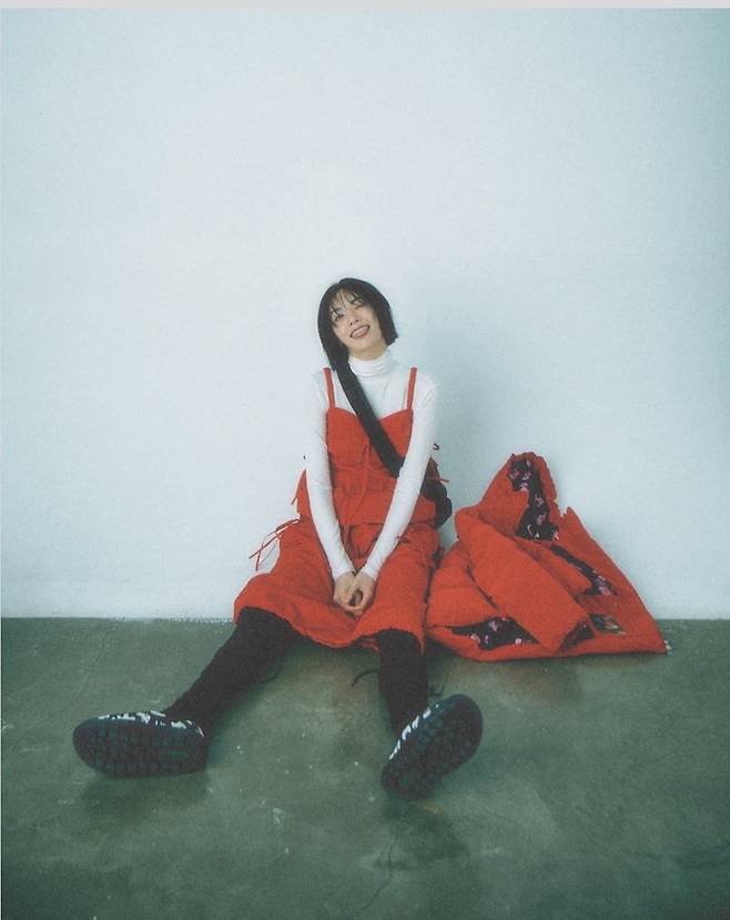 나나 강렬한 레드 여신 강림 후드 점퍼 롱스커트로 완성한 압도적 존재감 뷰티는 내운명