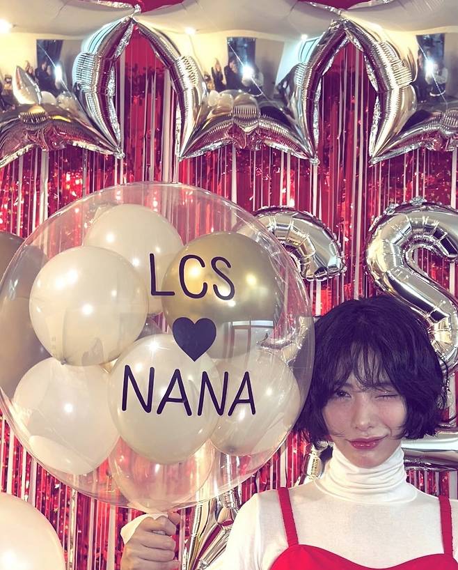 나나 강렬한 레드 여신 강림 후드 점퍼 롱스커트로 완성한 압도적 존재감 뷰티는 내운명
