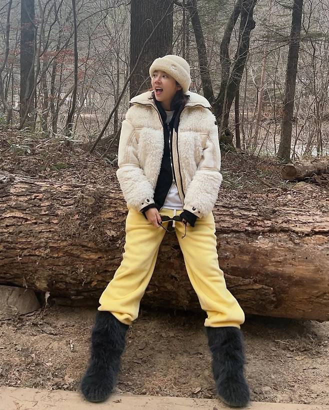 4월 출산 손담비 행복 가득 겨울 산책 양털 패딩에 옐로 팬츠로 러블리 매력 뷰티는 내운명