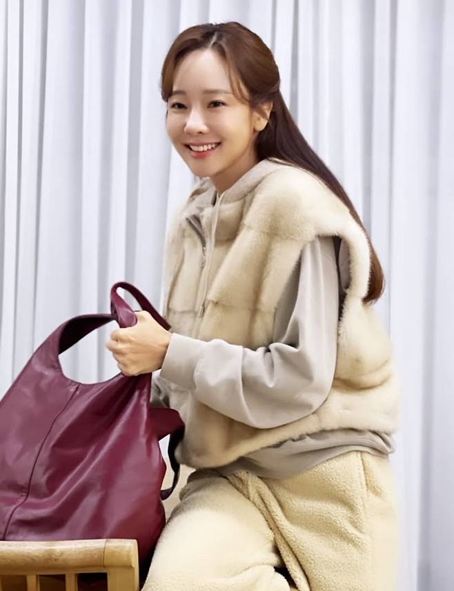 소유진 요즘 꽂힌 캐시미어 머플러 밍크 베스트와 꿀 조합 럭셔리 출근룩 패션엔