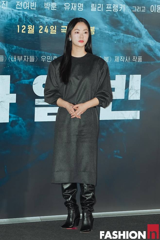 전여빈 ‘하얼빈 빛낸 쿨한 시크미 블랙 맵시의 벨티드 원피스룩 패션엔