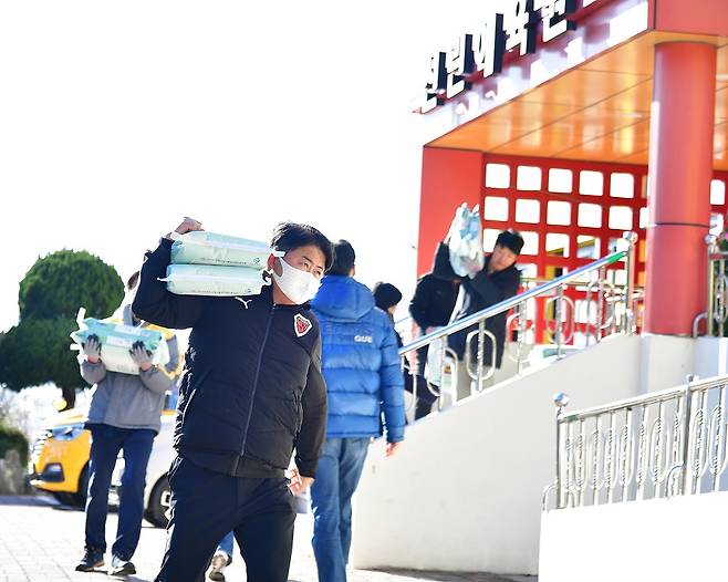 선수들이 만들고 직원들이 나르고” 포항스틸러스 이마트 득점 연계 쌀 기부 진행