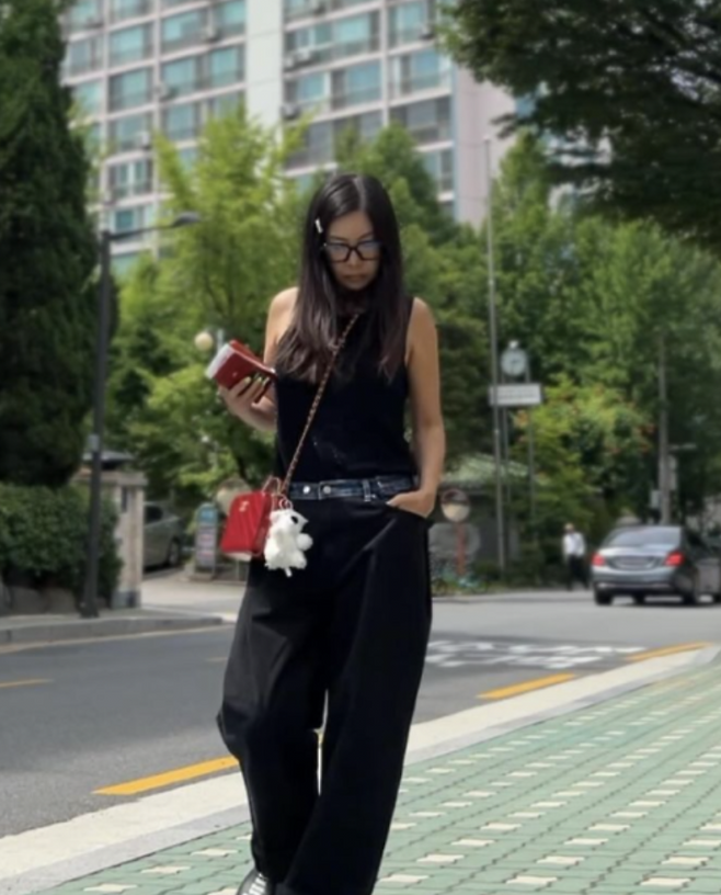 머리부터 발끝까지 명품으로 스타일링한 60대 여배우 웰니스라이프