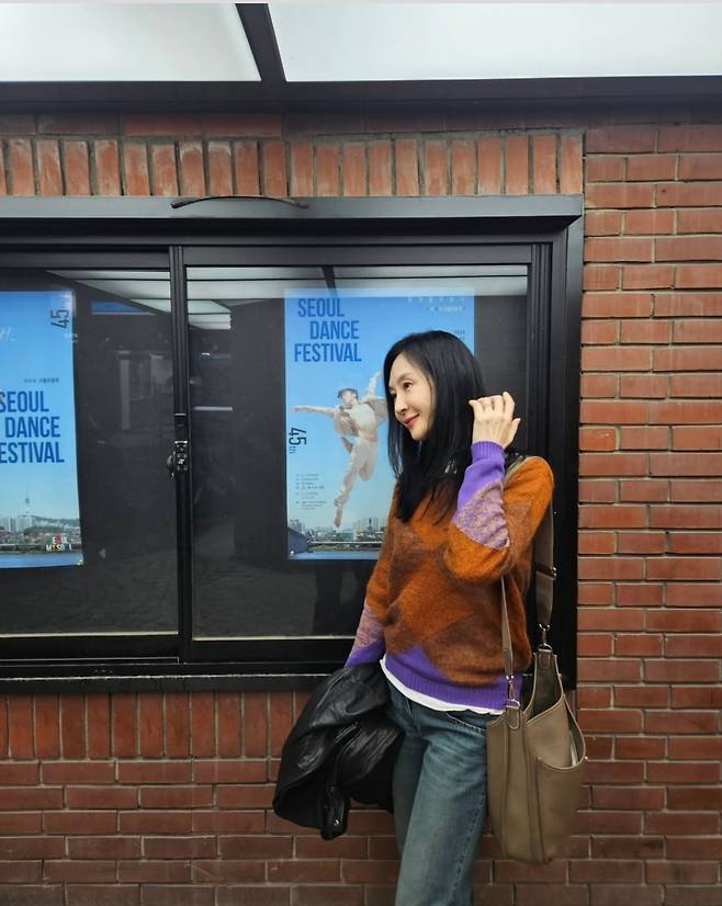 채시라 56세 맞아 스타일은 20대 니트에 청바지로 캐주얼한 일상룩 뷰티는 내운명