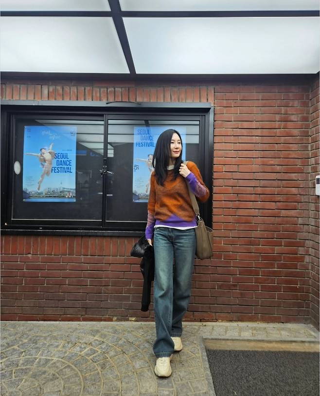 채시라 56세 맞아 스타일은 20대 니트에 청바지로 캐주얼한 일상룩 뷰티는 내운명