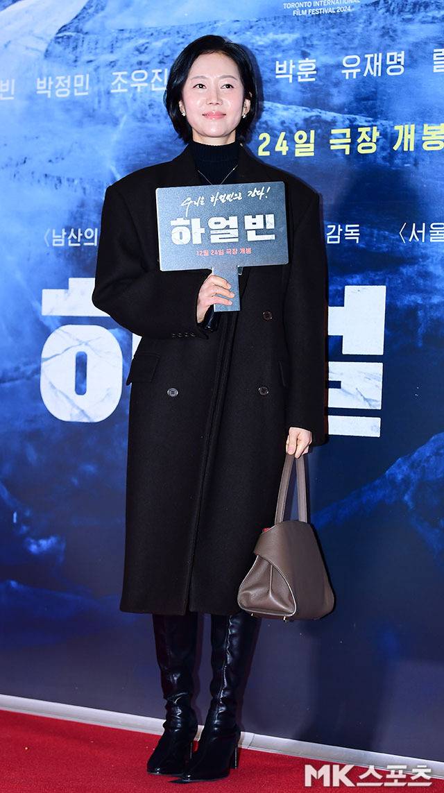염정아 52세 안 믿기는 동안미모 우아한 가죽 치마에 롱부츠 코트룩 뷰티는 내운명