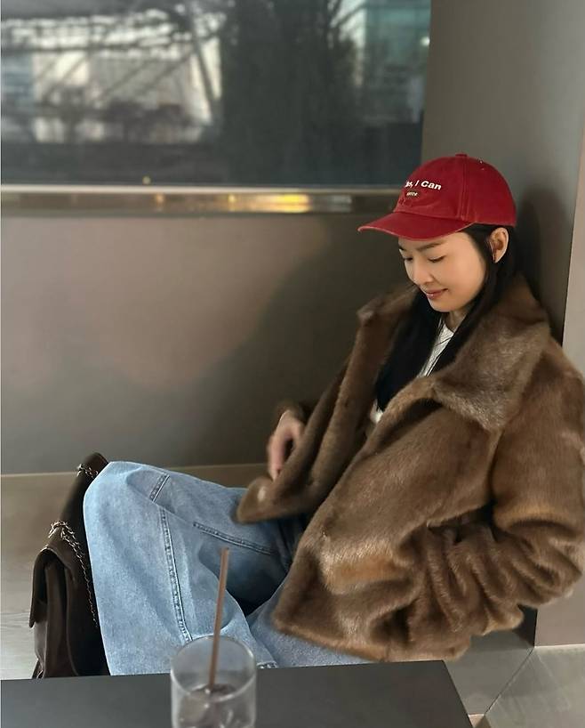 전진 아내 류이서 셀럽 다 됐네 비싸보이는 퍼 재킷에 청바지로 세련된 나들이룩 뷰티는 내운명
