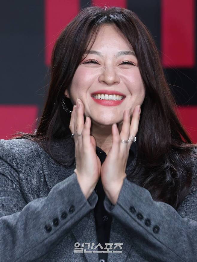 이영현 8년만 정규 앨범 등골이 서늘해요” 긴장
