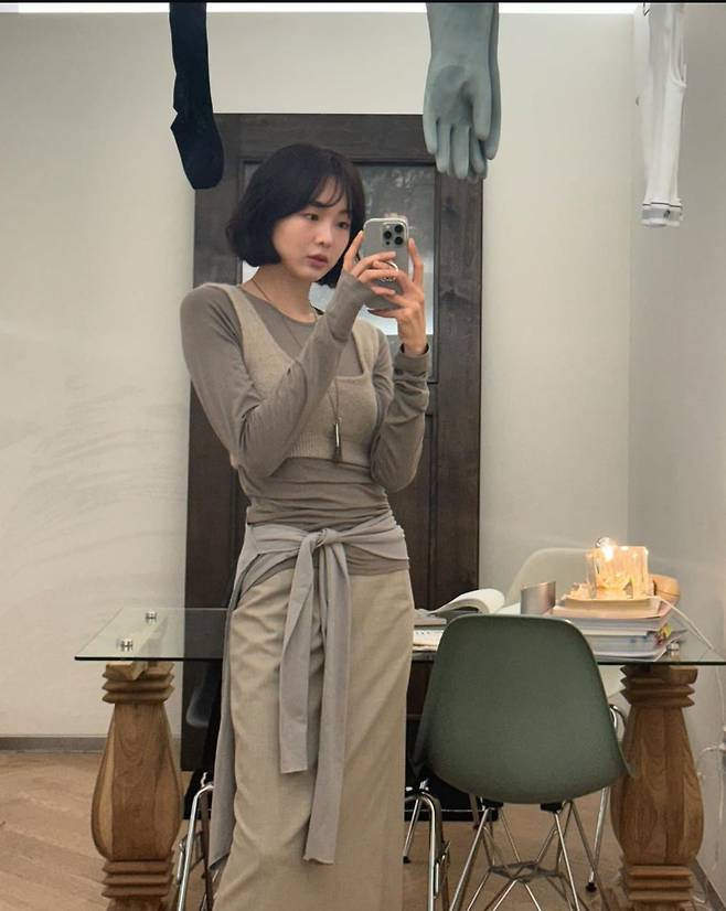 다리미 패밀리 금새록 차분한 색감에 숨은 비율의 여왕 스타와 패션