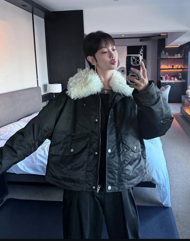 클라라 숏컷이 이렇게 사랑스러울 일 퍼 디테일로 완성한 시크러블리 스타와 패션