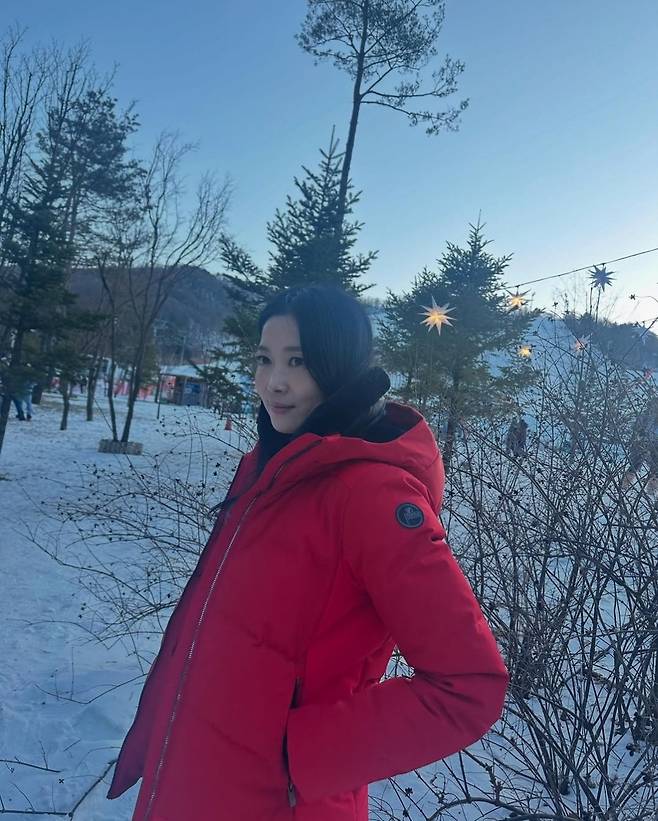 오윤아 설원에 우뚝 선 169cm 모델핏 본업 잊은 이기적 비율 레드 패딩룩 뷰티는 내운명