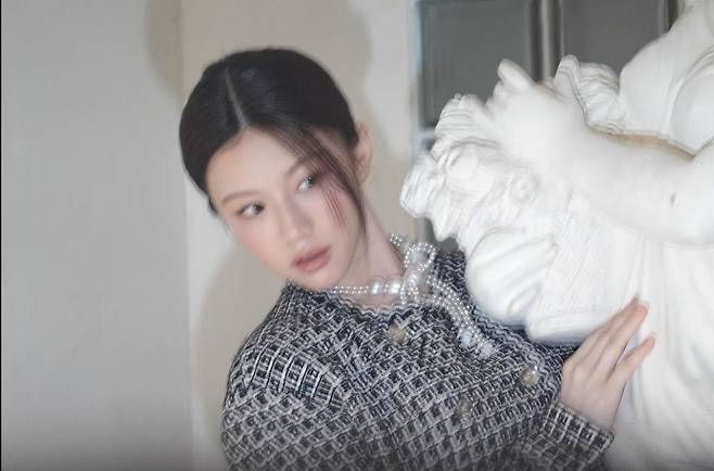 고윤정 샤넬의 뮤즈 앞머리 삐죽한 사랑스러움으로 완성한 트위드룩 스타와 라이프