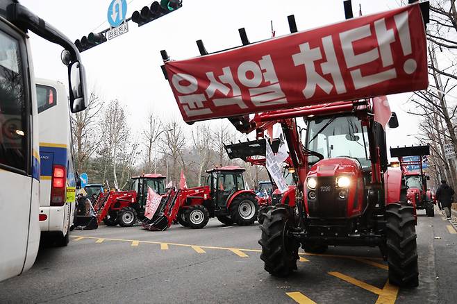 ‘윤석열 구속 농민 트랙터 상경시위···경찰 남태령서 막아