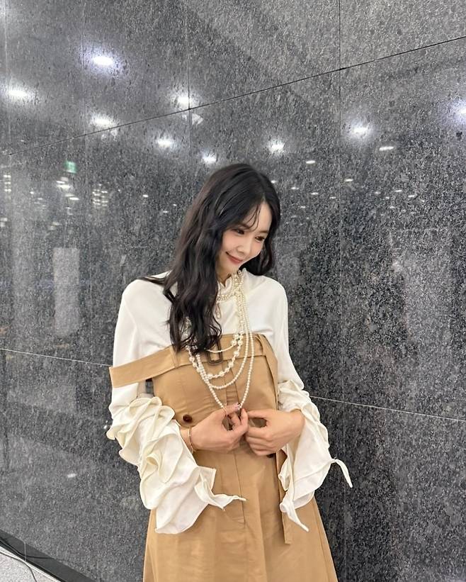 장영란 갈수록 어려지네 주렁주렁 진주 목걸이에 세련된 뷔스티에 원피스룩 뷰티는 내운명