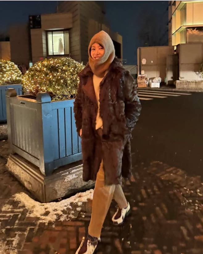 황정음 올겨울 인싸템 발라클라바 니트에 퍼 코트로 우아한 산책룩 뷰티는 내운명